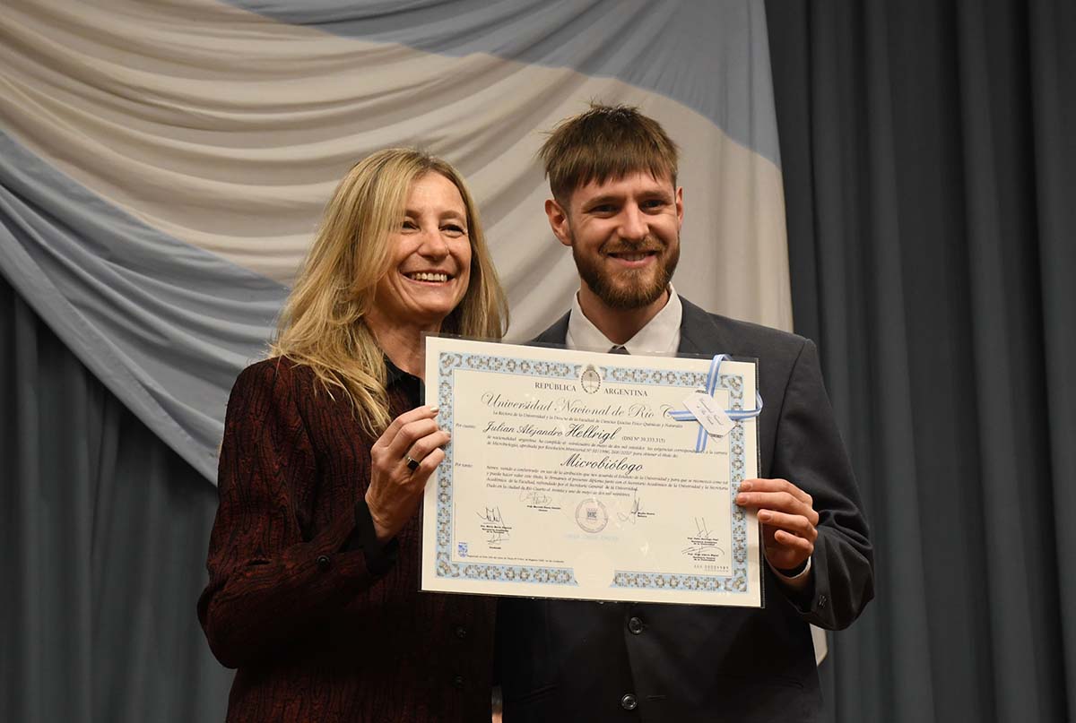 Nuevos graduados de la Facultad recibieron sus diplomas universitarios ...